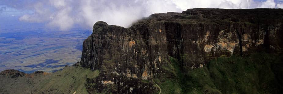 Qual é o tipo de relevo brasileiro? Quais são as 3 formas predominantes?